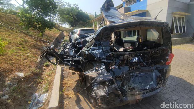 Kecelakaan 6 Mobil di Tol Semarang: Awal Mula hingga Identitas Korban Kecelakaan 6 Mobil di Tol Semarang: Awal Mula hingga Identitas Korban