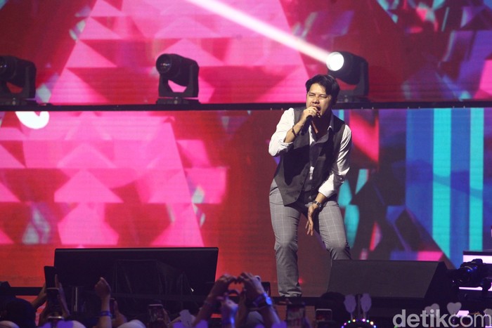 Rony Parulian Tampil, Penonton Nyanyi Bareng