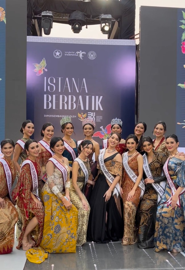 8 Foto Puteri Indonesia dan Miss Indonesia Sepanggung di Istana Berbatik