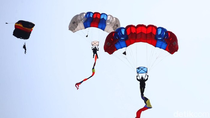 Aksi Meliuk-liuk Penerjun TNI saat Gladi Bersih di Monas