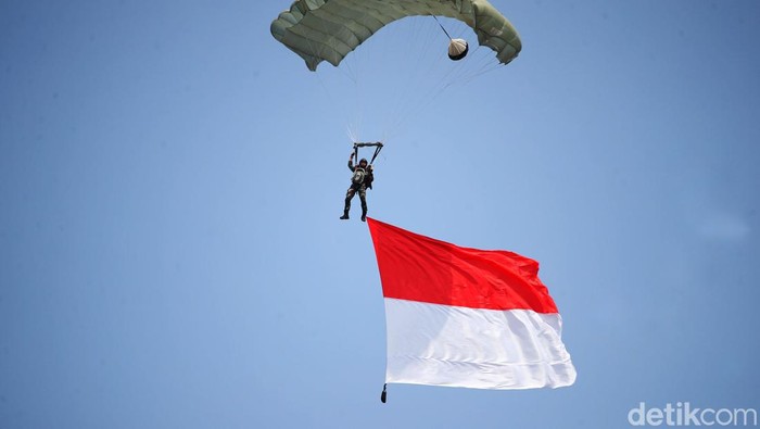 Aksi Meliuk-liuk Penerjun TNI saat Gladi Bersih di Monas