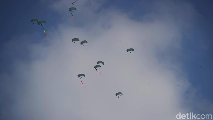 Aksi Meliuk-liuk Penerjun TNI saat Gladi Bersih di Monas