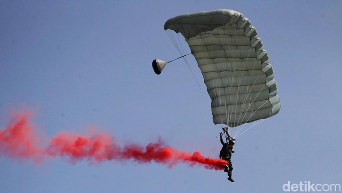 Aksi Meliuk-liuk Penerjun TNI saat Gladi Bersih di Monas