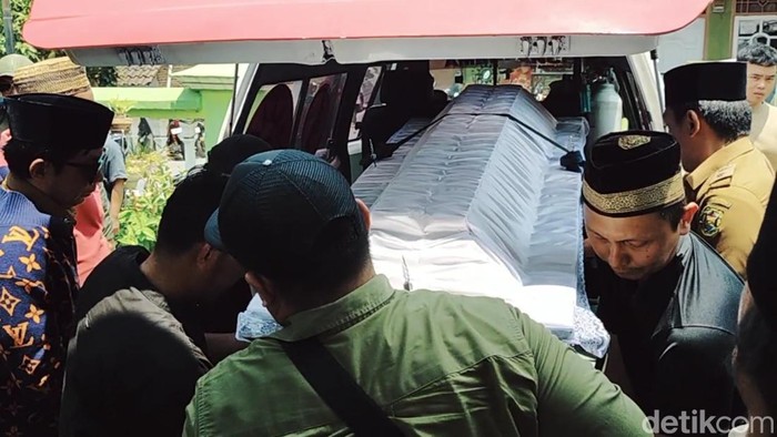 Tangis Orang Tua Sambut Kedatangan Jasad Mahasiswi UMY yang Tewas Bunuh ... Tangis Orang Tua Sambut Kedatangan Jasad Mahasiswi UMY yang Tewas Bunuh ...