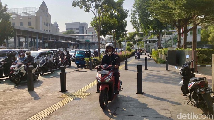 Lagi! Trotoar Salemba Raya Dijajah Pemotor