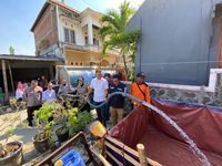 Polres Lamongan Distribusikan 10 Ribu Liter Air Bersih buat Warga