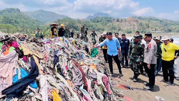 Bey Tinjau Tumpukan Sampah di Pantai Cibutun Sukabumi: Ini Limbah Garmen Bey Tinjau Tumpukan Sampah di Pantai Cibutun Sukabumi: Ini Limbah Garmen