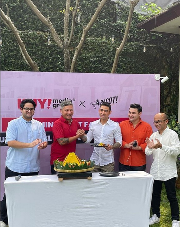 Gaya Keren Axel Matthew Saat Makan Bareng Keluarga dan Nongkrong di Kafe