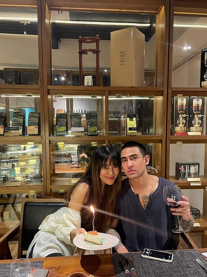 Gaya Keren Axel Matthew Saat Makan Bareng Keluarga dan Nongkrong di Kafe