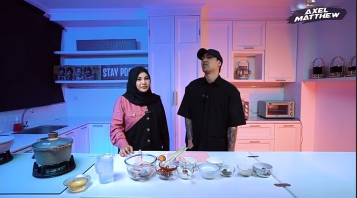 Gaya Keren Axel Matthew Saat Makan Bareng Keluarga dan Nongkrong di Kafe