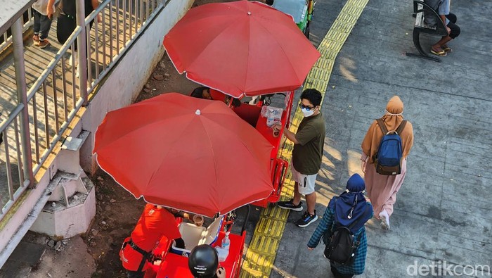 Ruwet! Penjajahan Trotoar Salemba Makin Menjadi-jadi