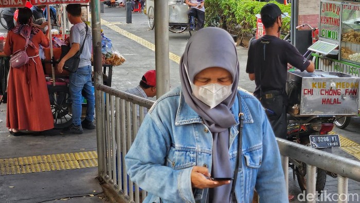 Ruwet! Penjajahan Trotoar Salemba Makin Menjadi-jadi