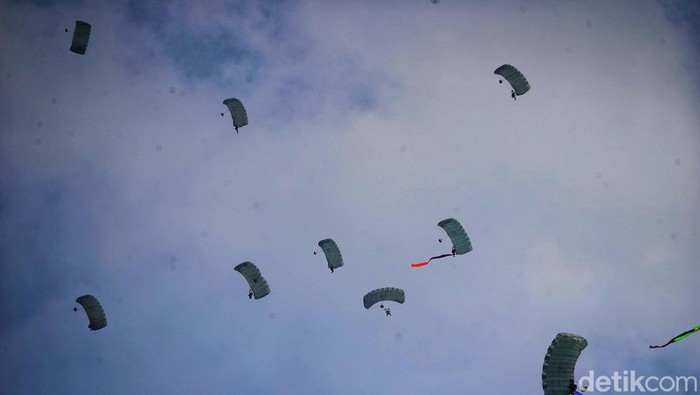 Aksi Penerjun TNI 'Menari' di Atas Monas