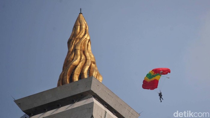 Aksi Penerjun TNI 'Menari' di Atas Monas