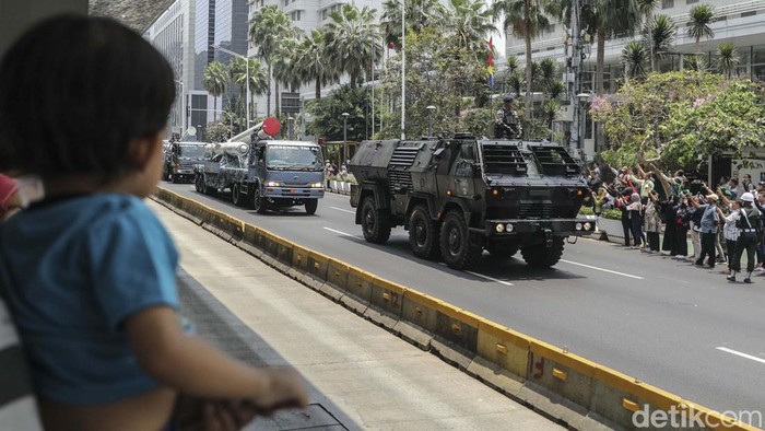 Parade Alutsista hingga Marching Band Ramaikan HUT TNI