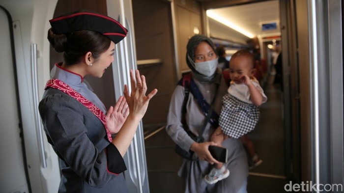 Warga Ramai-ramai Naik Kereta Cepat Whoosh Gratis