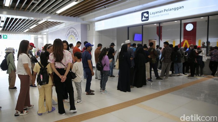 Warga Ramai-ramai Naik Kereta Cepat Whoosh Gratis