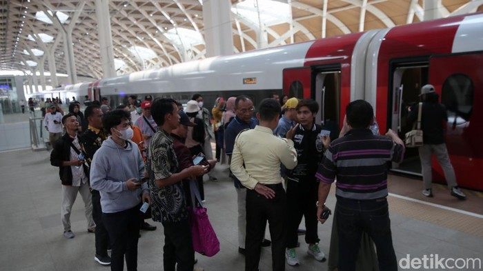 Warga Ramai-ramai Naik Kereta Cepat Whoosh Gratis