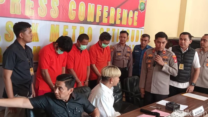 Mobil Caren Delano Dijual Sopir Senilai Rp 50 Juta Mobil Caren Delano Dijual Sopir Senilai Rp 50 Juta