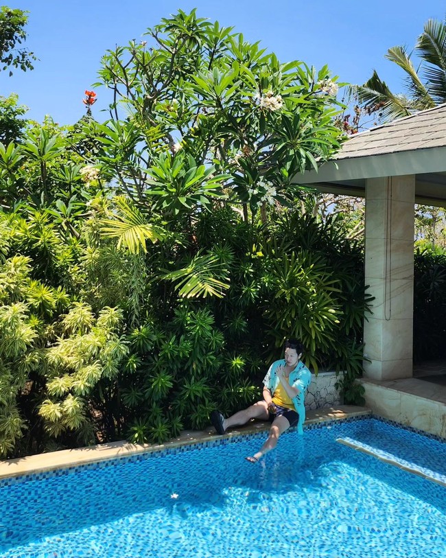 7 Gaya Son Sukku Liburan di Bali, Aktor Korea Melokal Pakai Kaos Kutang