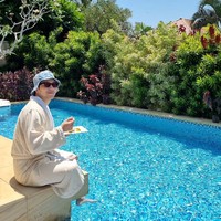 7 Gaya Son Sukku Liburan di Bali, Aktor Korea Melokal Pakai Kaos Kutang