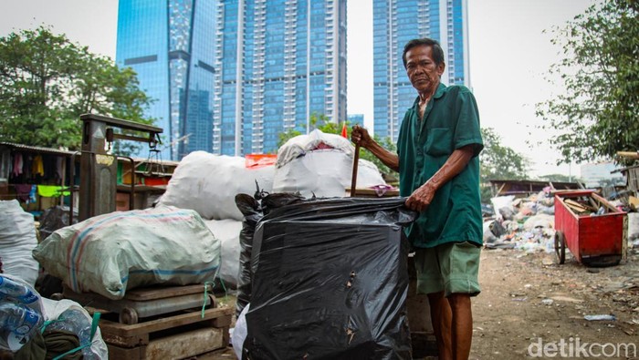 Mengais Asa di Kampung Pemulung Menteng Atas