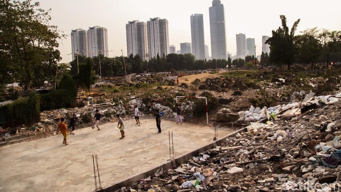Mengais Asa di Kampung Pemulung Menteng Atas