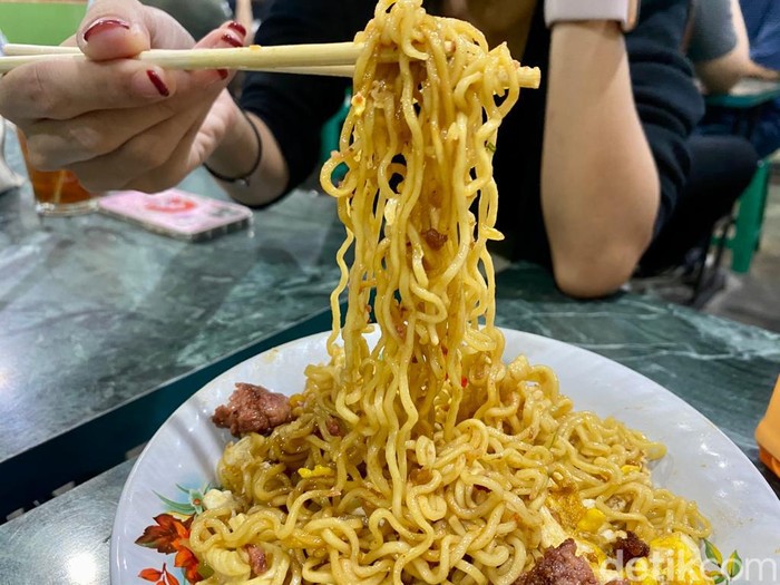 Nyicip Indomie Goreng yang Digoreng Lagi di Warkop Viral