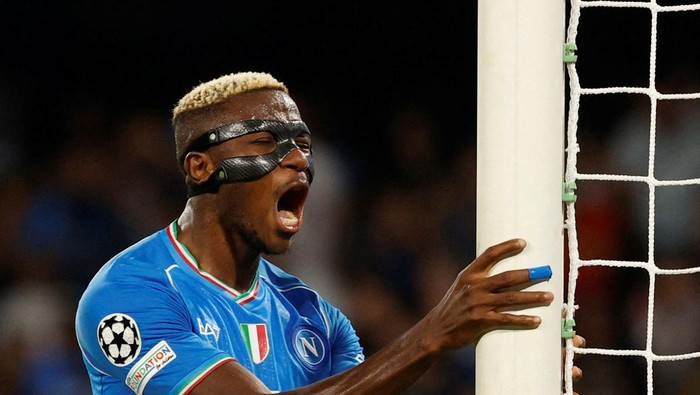 Victor Osimhen dan Topeng yang Melekat di Wajah Victor Osimhen dan Topeng yang Melekat di Wajah