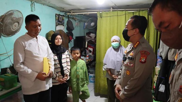 Kapolres Jaksel Beri Penghargaan ke Aipda Rully, Polisi Jagakarsa yang ... Kapolres Jaksel Beri Penghargaan ke Aipda Rully, Polisi Jagakarsa yang ...