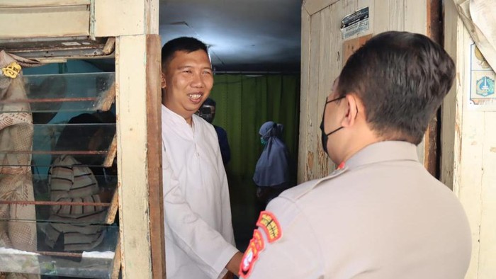 Kapolres Jaksel Beri Penghargaan ke Aipda Rully, Polisi Jagakarsa yang ... Kapolres Jaksel Beri Penghargaan ke Aipda Rully, Polisi Jagakarsa yang ...
