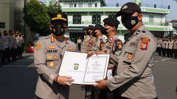 Kapolres Jaksel Beri Penghargaan ke Aipda Rully, Polisi Jagakarsa yang ... Kapolres Jaksel Beri Penghargaan ke Aipda Rully, Polisi Jagakarsa yang ...