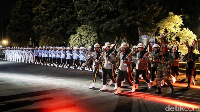 Defile Tiga Matra TNI Ramaikan Parade Senja