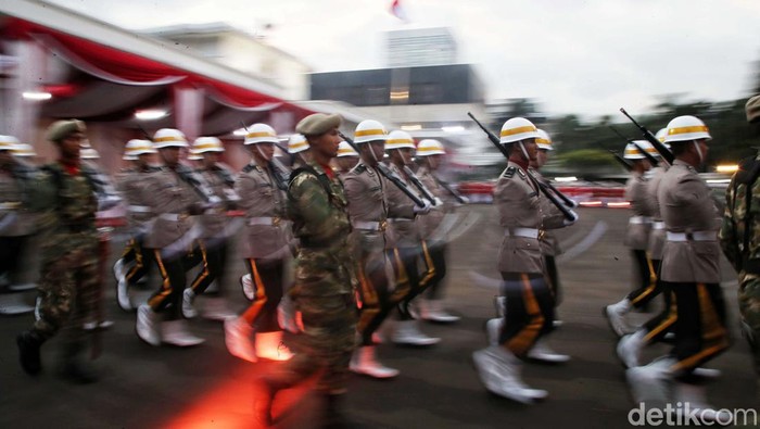 Defile Tiga Matra TNI Ramaikan Parade Senja