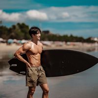 6 Gaya Ahn Bo Hyun, Pacar Jisoo BLACKPINK, Pamer Badan Sixpack di Bali