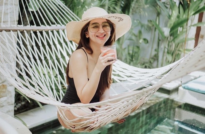 Begini Gaya Hana Hanifah Saat Nongkrong di Kafe Bali