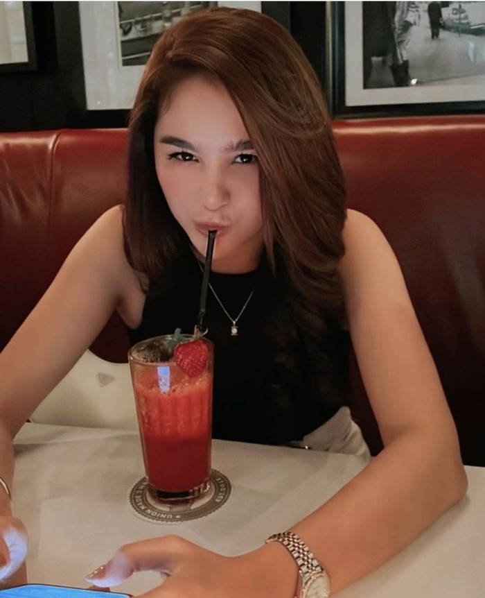 Begini Gaya Hana Hanifah Saat Nongkrong di Kafe Bali