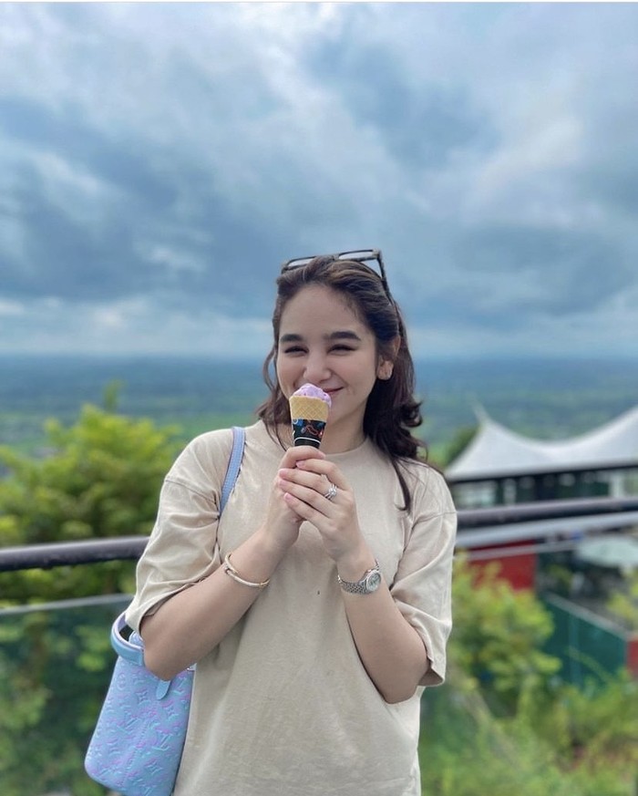 Begini Gaya Hana Hanifah Saat Nongkrong di Kafe Bali