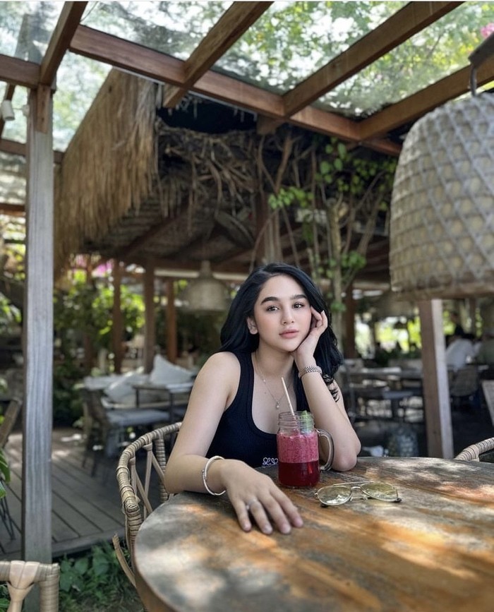 Begini Gaya Hana Hanifah Saat Nongkrong di Kafe Bali