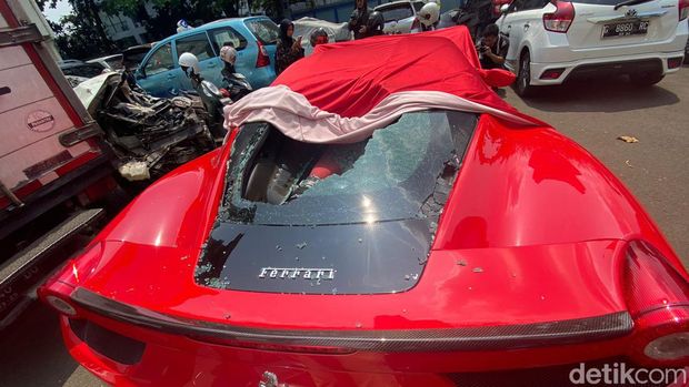 Potret Ringsek Ferrari yang Tabrak 5 Kendaraan di Senayan Potret Ringsek Ferrari yang Tabrak 5 Kendaraan di Senayan