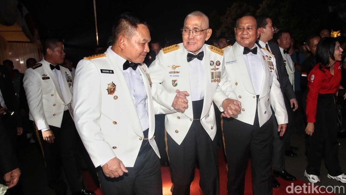 Potret Prabowo, Try Sutrisno dan Dudung Jalan Bergandengan