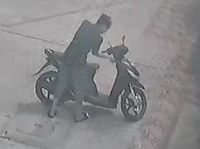 Maling Motor Jemaah Masjid di Jambi Terekam CCTV Ikut Salat Subuh
