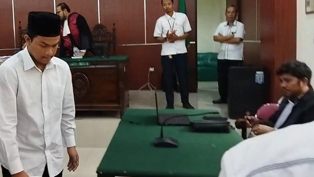 Riko Pembunuh Sadis Elisa Pakai Kloset di Pandeglang Divonis 15 Tahun ... Riko Pembunuh Sadis Elisa Pakai Kloset di Pandeglang Divonis 15 Tahun ...