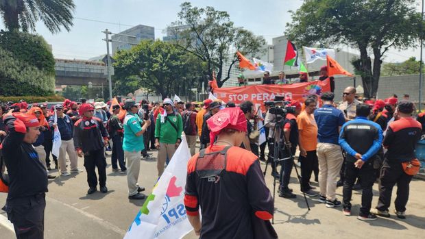 Massa Buruh Demo Depan Kedubes AS, Minta Perang Israel-Hamas Dihentikan Massa Buruh Demo Depan Kedubes AS, Minta Perang Israel-Hamas Dihentikan