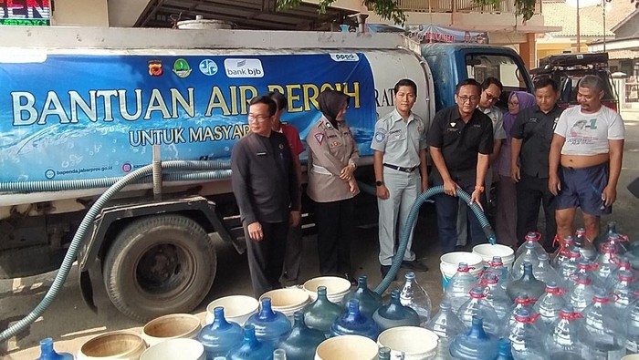 Bapenda Jabar Bantu Masyarakat yang Kesulitan Air Bersih Bapenda Jabar Bantu Masyarakat yang Kesulitan Air Bersih