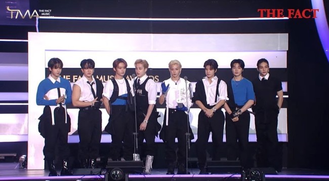 8 Foto Pemenang The Fact Music Awards 2023, SEVENTEEN Bawa Piala Daesang