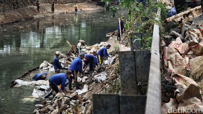 Perbaikan Turap Ambrol Kali Cideng Terus Dikebut