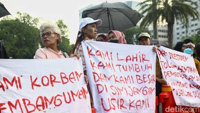 Korban Penggusuran Kampus UIII Depok Demo di Depan Istana Korban Penggusuran Kampus UIII Depok Demo di Depan Istana