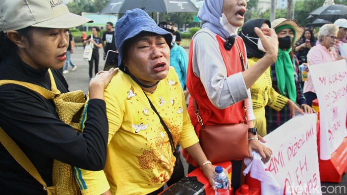 Korban Penggusuran Kampus UIII Depok Demo di Depan Istana Korban Penggusuran Kampus UIII Depok Demo di Depan Istana