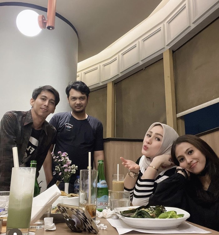 Kulineran Anggie, Istri Pelawak Bedu Saat di Resto hingga Beach Club